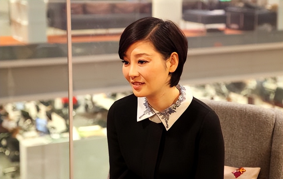 Xu Fan's mother and daughter visited Feng Xiaogang, who behaved in a humble way and was ...