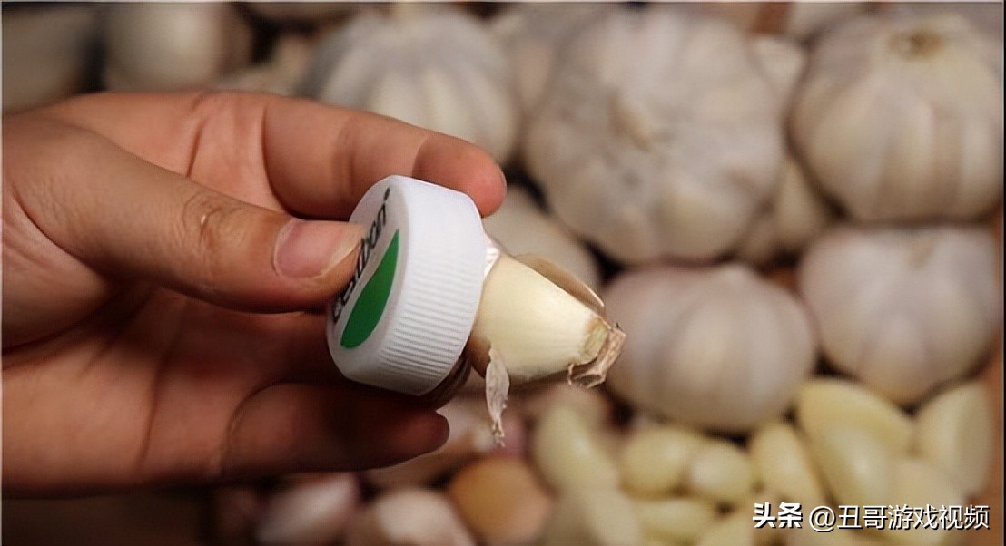 It turns out that peeling garlic is so simple, only one beer cap is ...