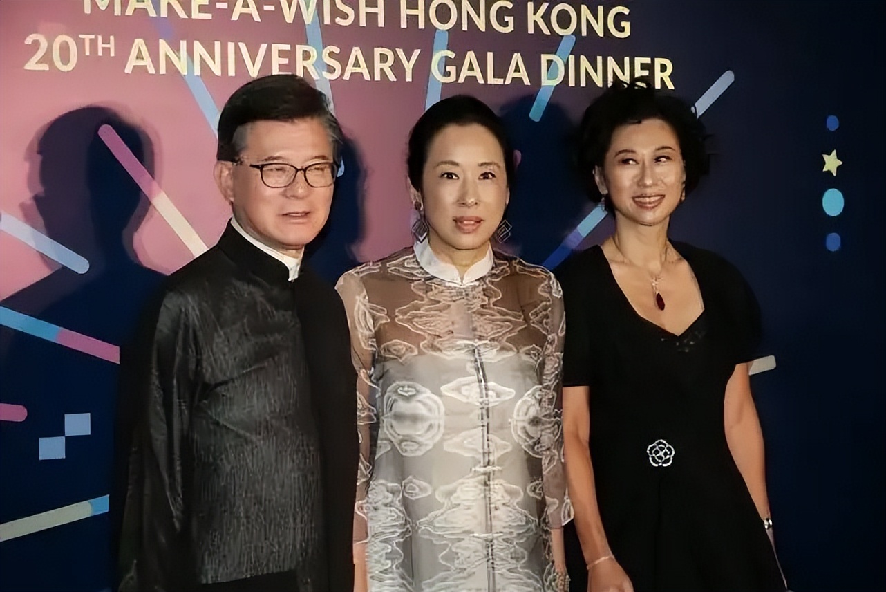 61-year-old Ye Qianwen is in the same frame as 64-year-old Zhu Lingling ...