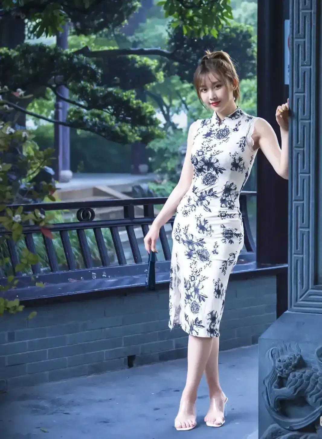 Exquisite cheongsam display - iNEWS