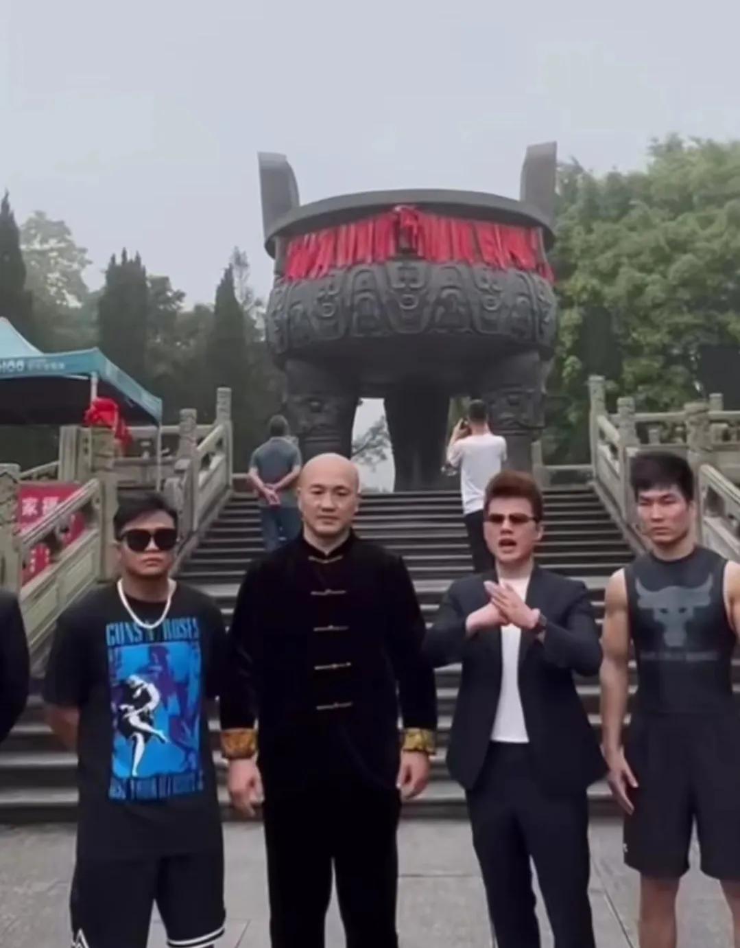 The well-known monk Yilong went back to Shaolin Temple to see his ...