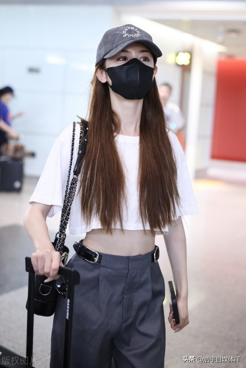 Hanikzi showed up at the Capital Airport, showing off her waistline and ...