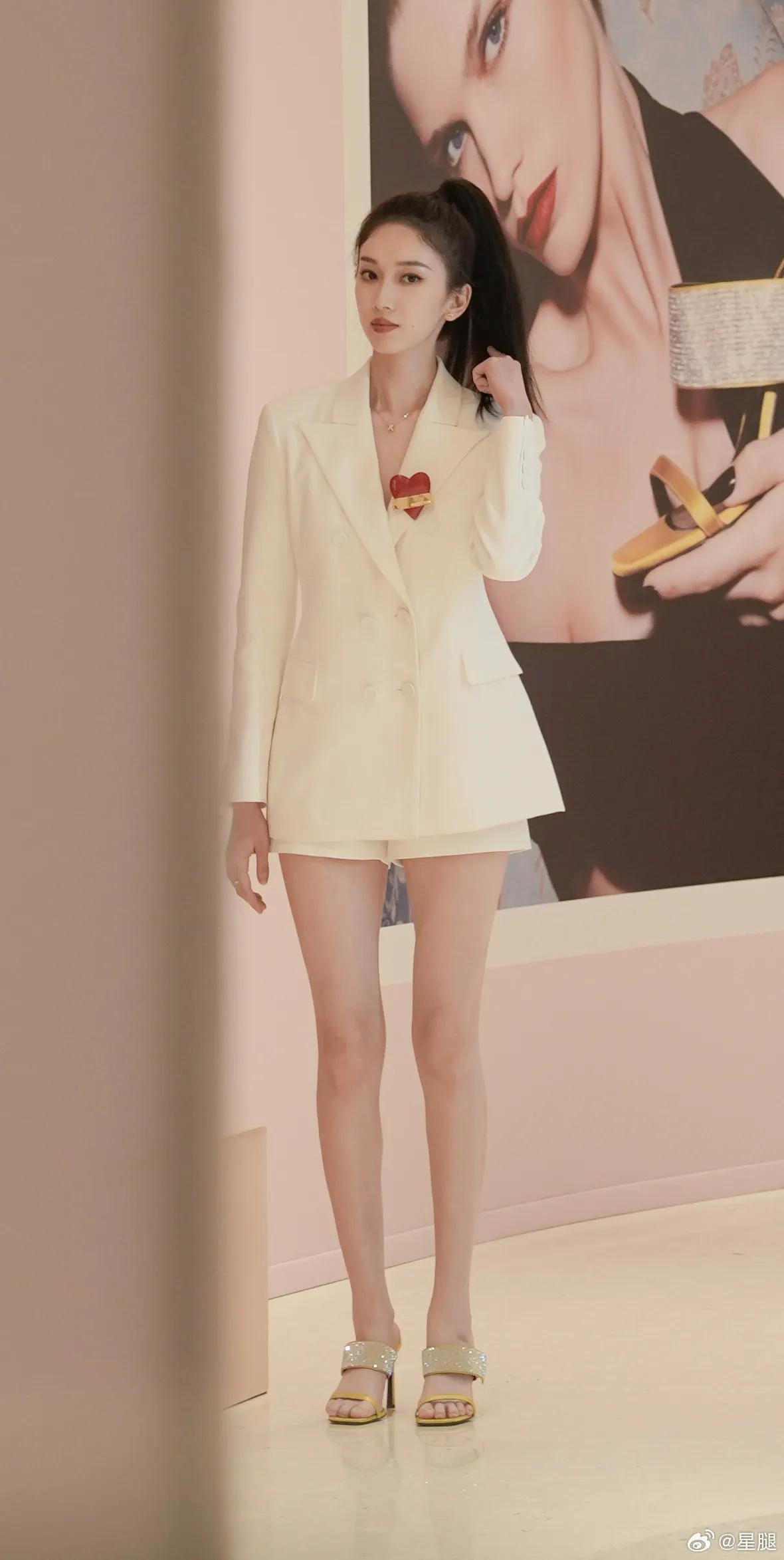 Liu Lingzi was in a pure white suit at the event, with long legs and ...