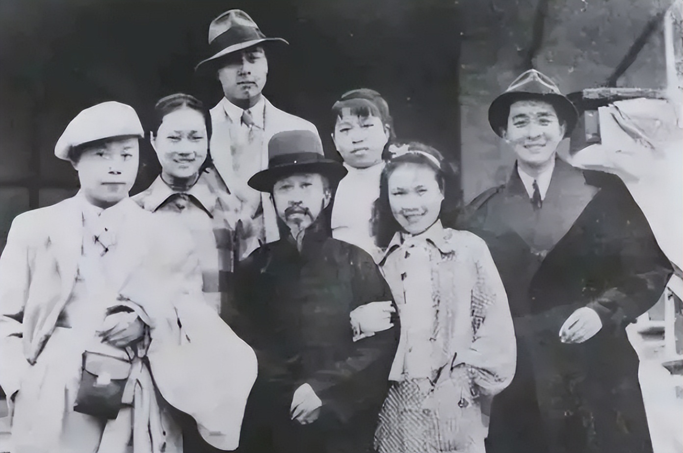 In the wedding photo of Jiang Qing and Tang Na in 1936, Jiang Qing's ...