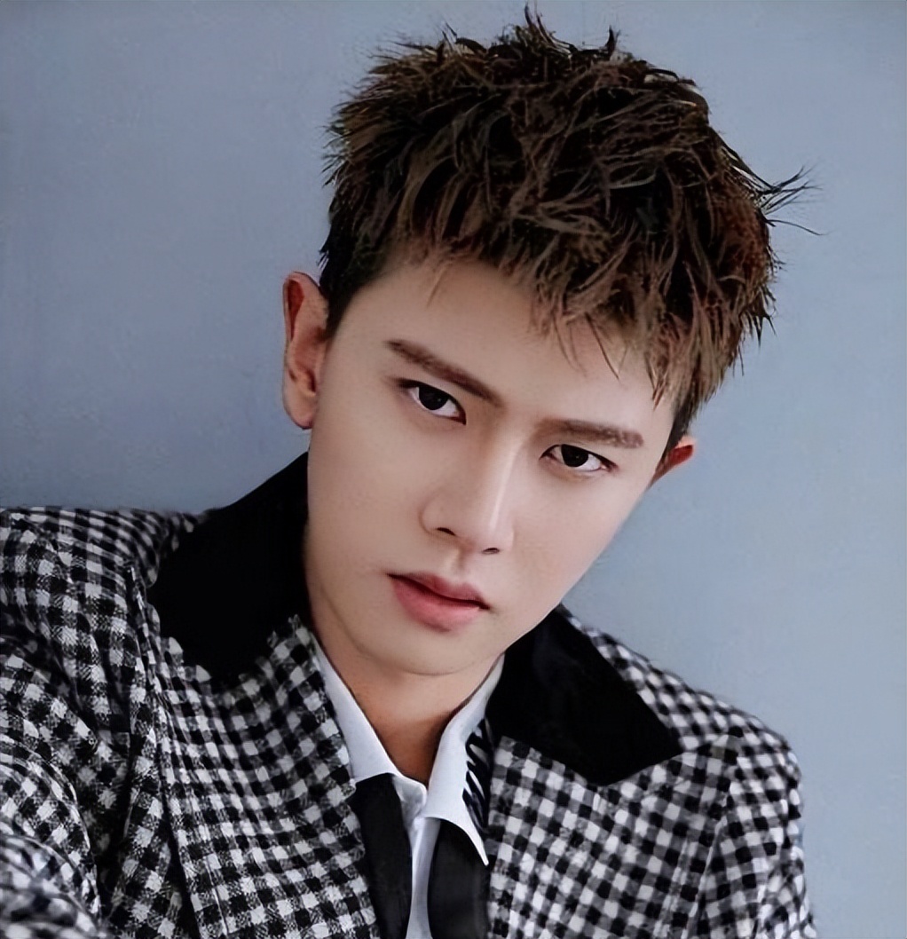 Male stars who wear fishnet clothes, draw eyebrows, stick muscles, and ...