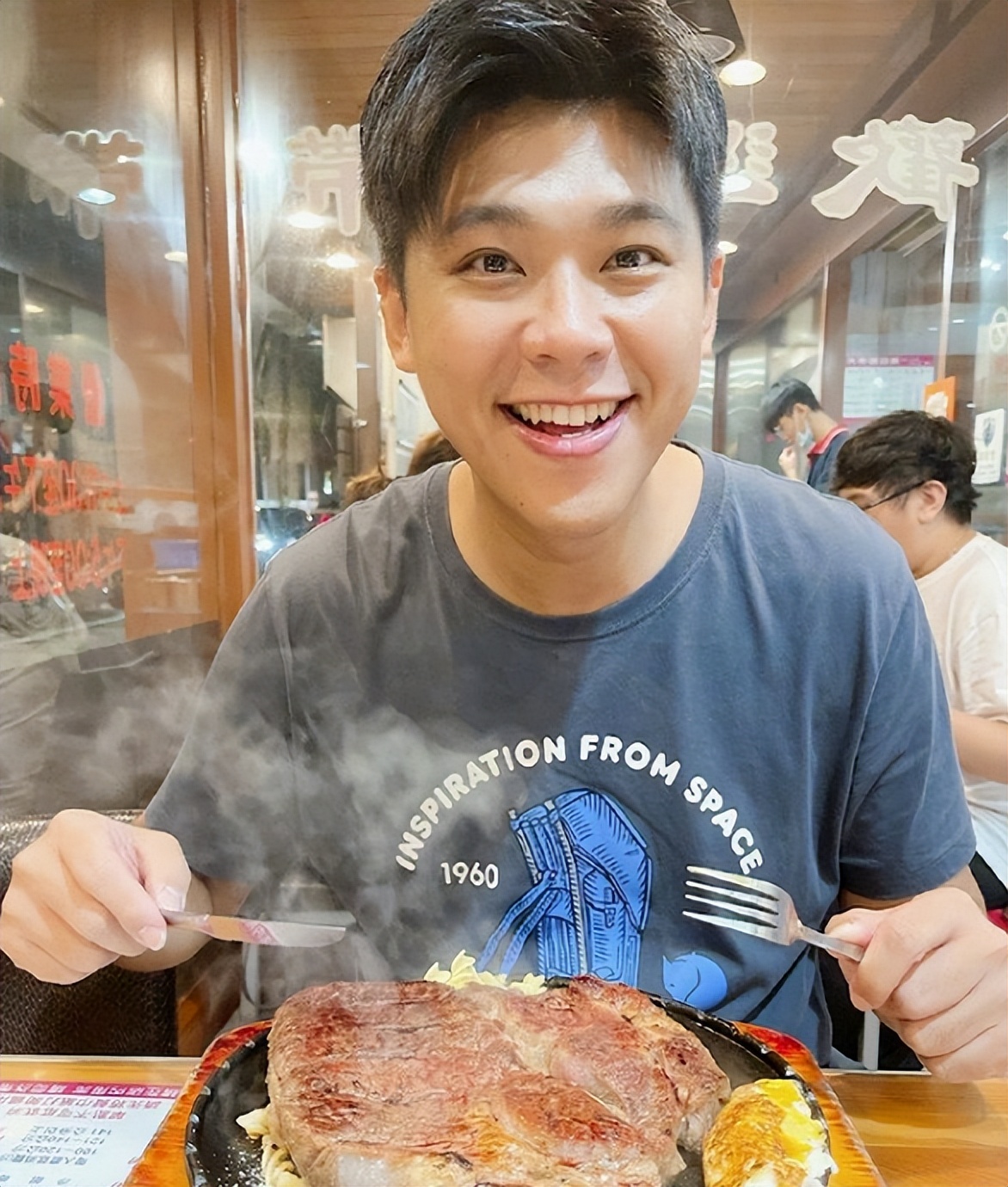 He Junxiang was revealed to have kissed with a hot girl in the hotel, Ge Siqi held the hard ...