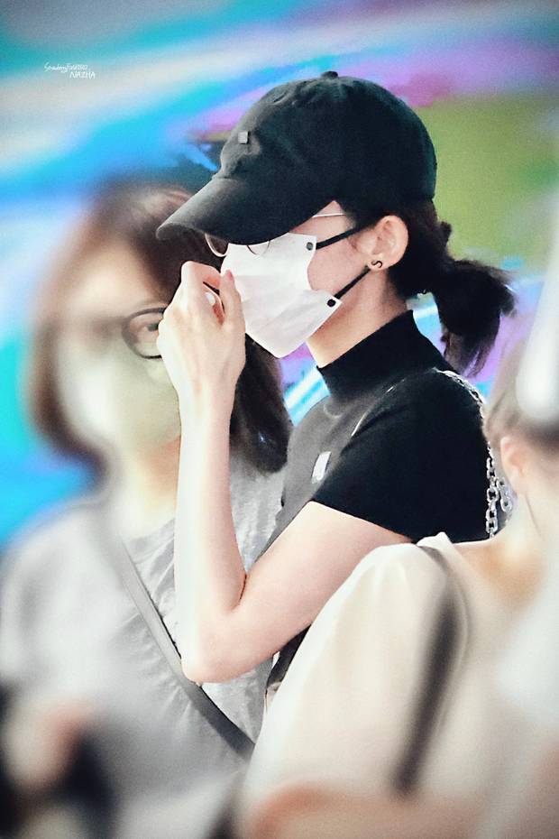 Nuozha wearing a peaked cap appeared in a low-key hurry on the road ...