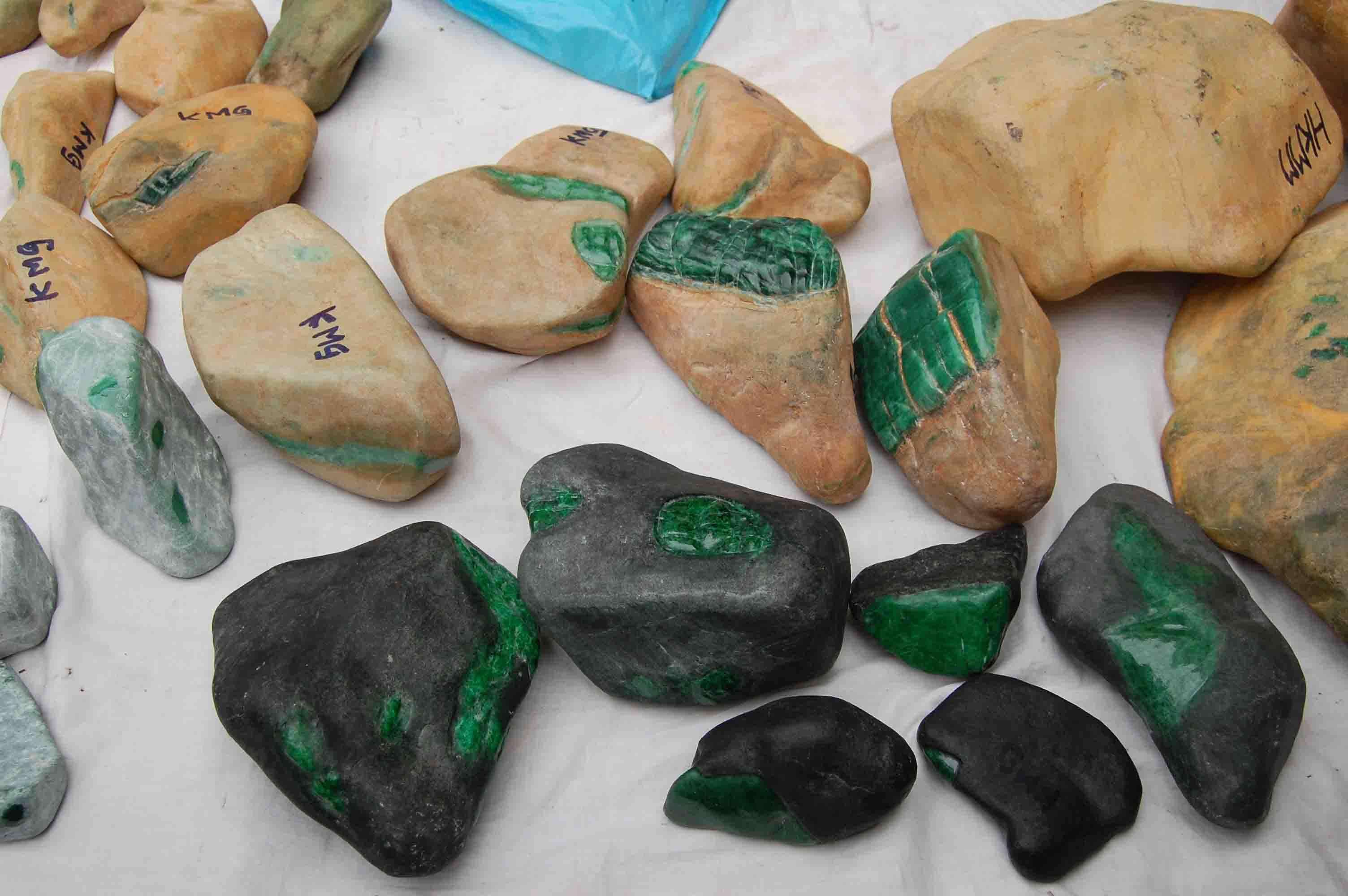 One knife is poor and one knife rich, Yunnan gambling stone makes ...