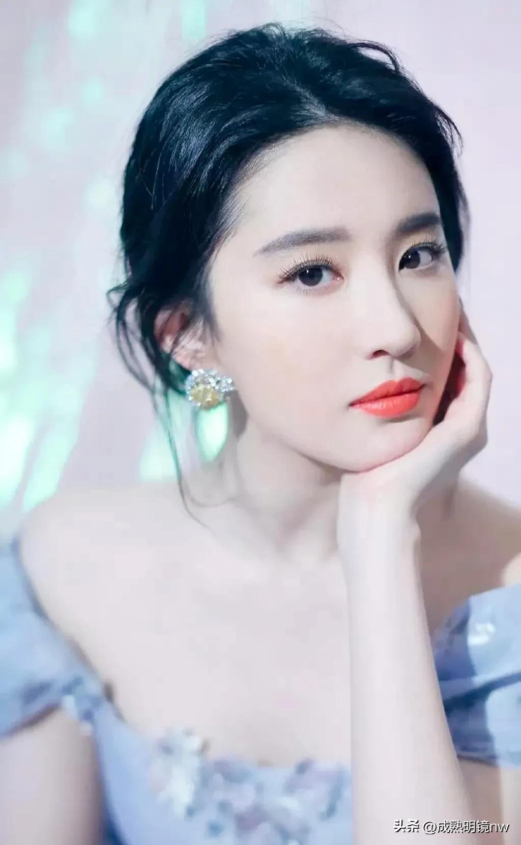 Snow skin and jade appearance, beautiful face, fairy Liu Yifei ...
