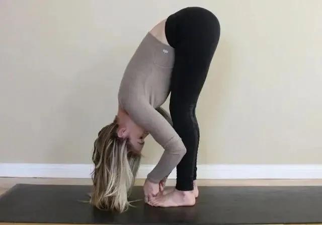 A simple yoga pose that allows you to find the feeling of back ...
