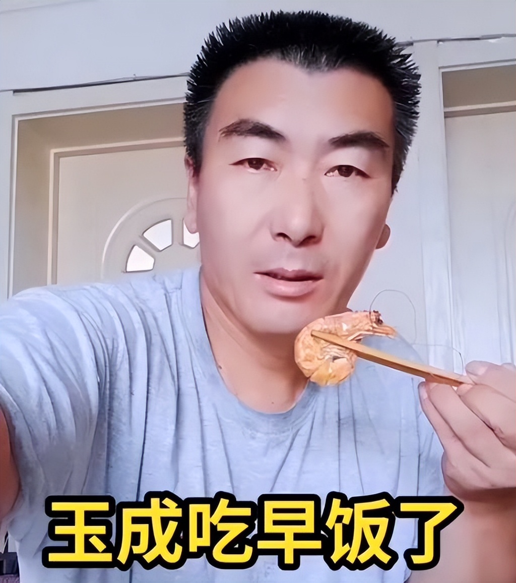 Li Yucheng eats alone again, and cooks sweet braised prawns with his ...