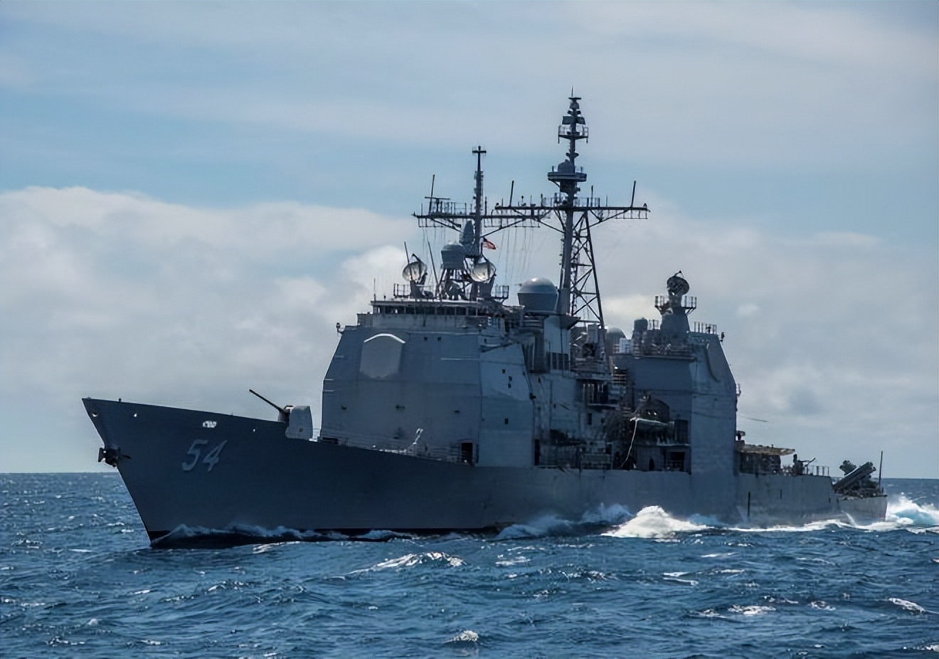 Nine Chinese warships besieged the US warship in the South China Sea, the scene was full of ...