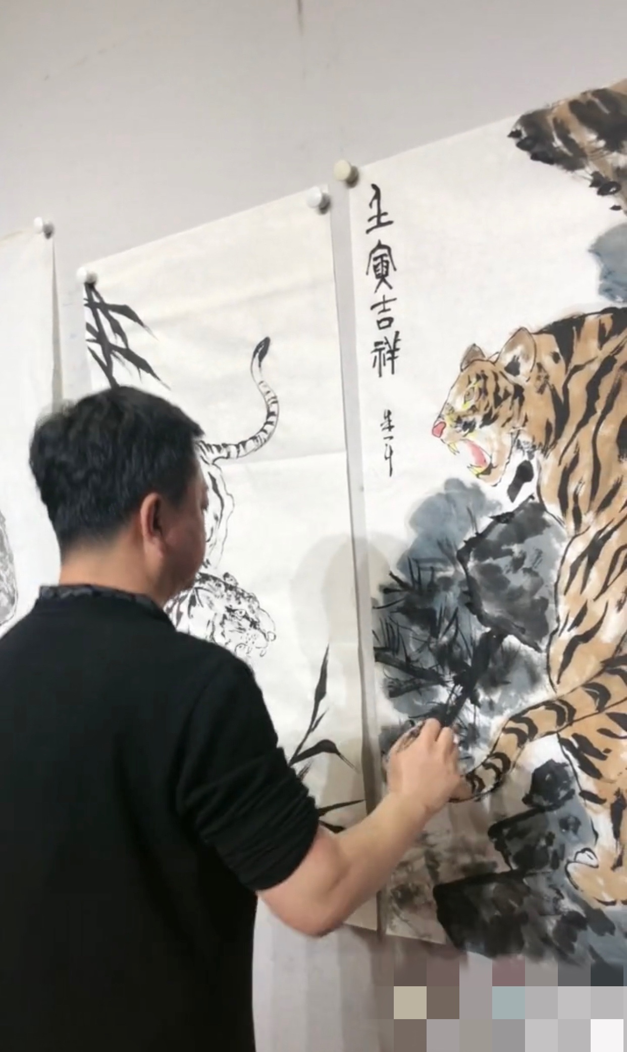 57-year-old Zhu Jun rarely showed up, knelt down and painted tigers ...