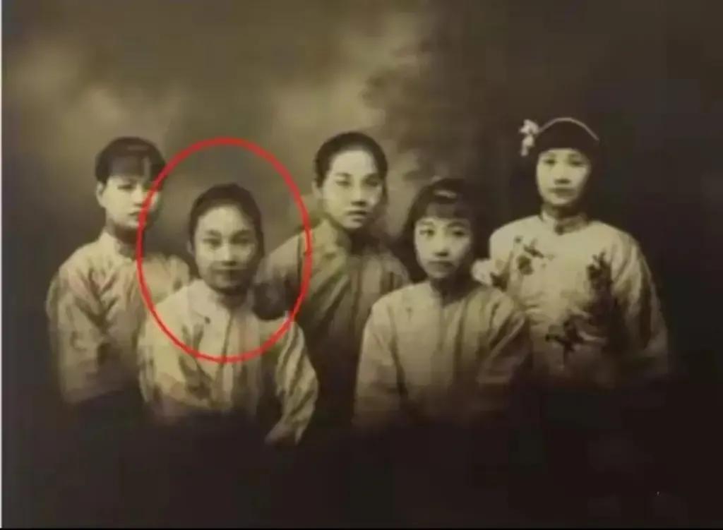 Hu Die's native family is so happy, her parents and concubine are very ...