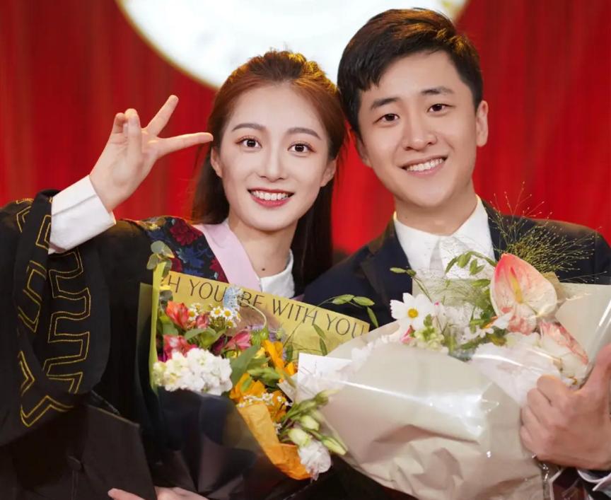 Feng Lin posted a graduation photo, dressed up sweetly and cutely, and ...