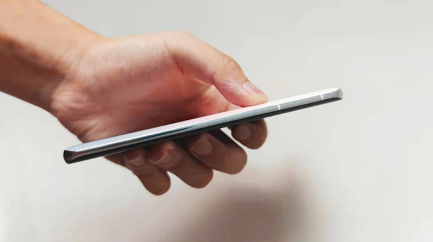 In the era of the center punch screen, this small and fresh mobile ...