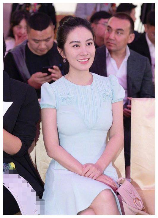 Michelle Ye pretends to be ugly and sells goods in the live broadcast ...