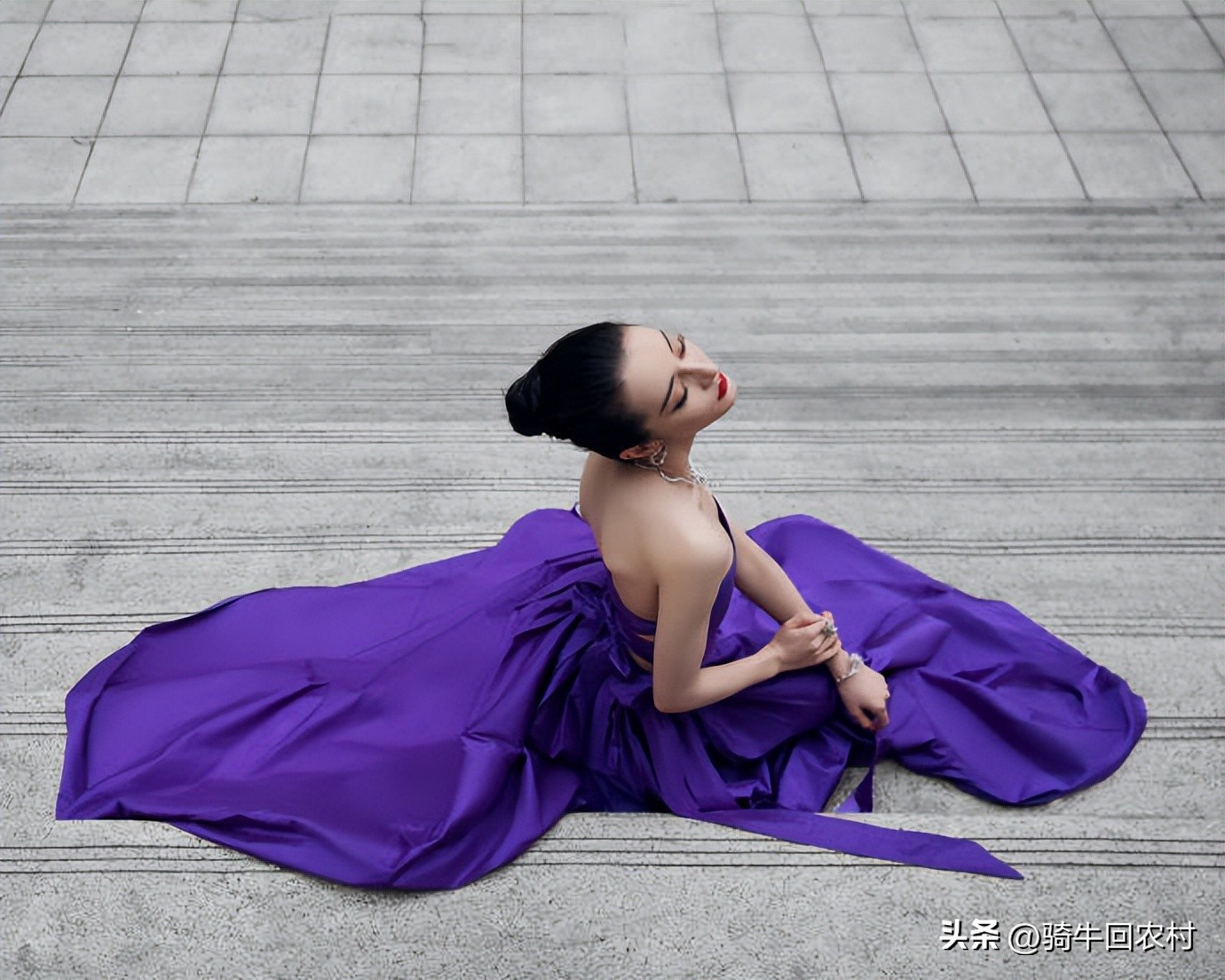 Di Lieba wore a purple long dress with a dreamy and mysterious figure ...