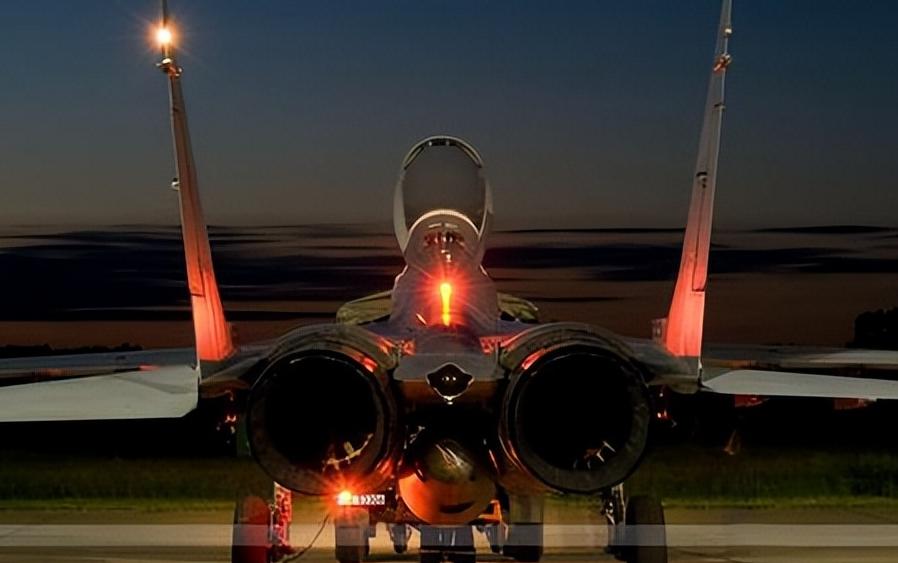 The Rafale fighter and the Su 35 compete to expose their flaws, while ...