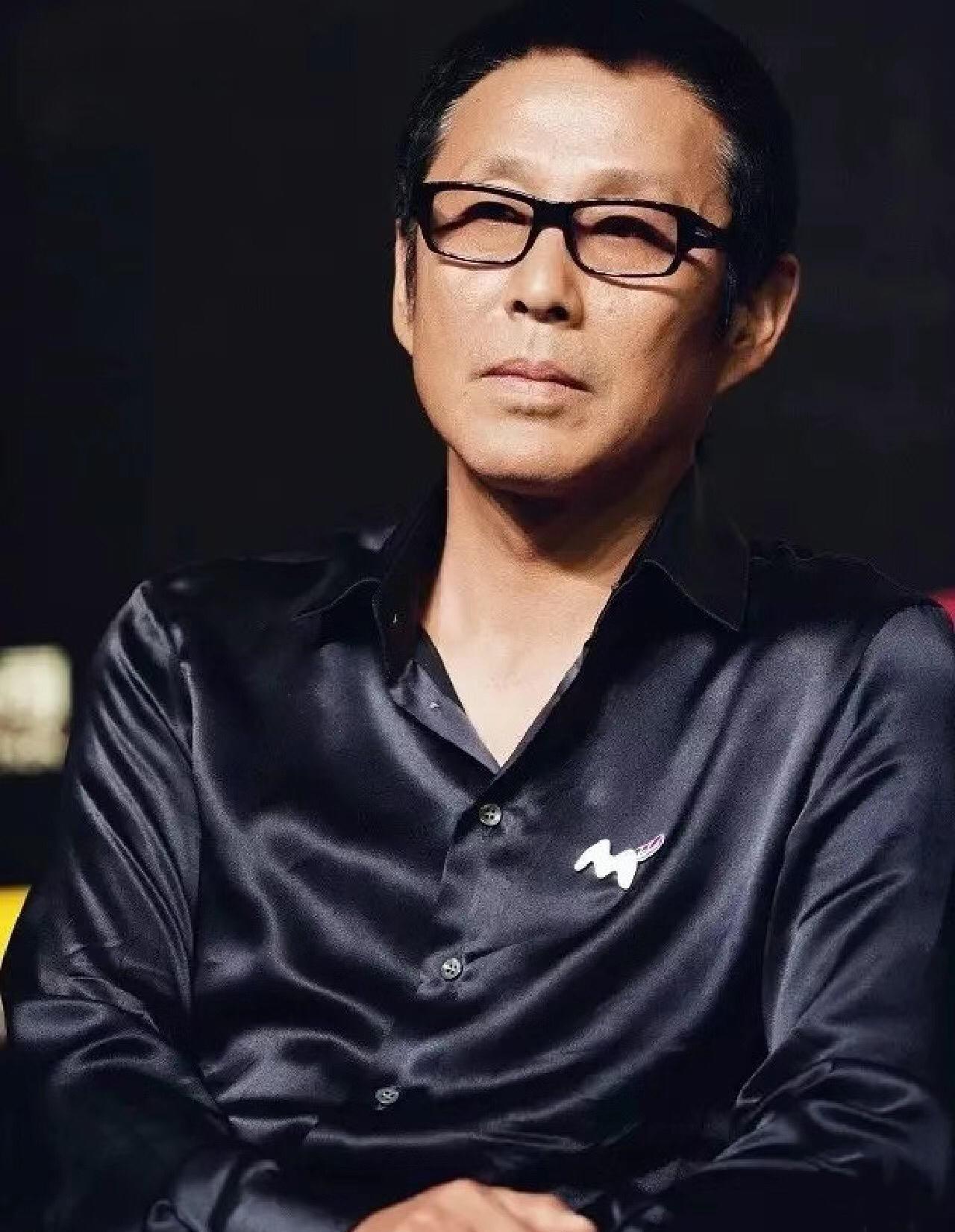 Returning the Golden Rooster Award to Chen Daoming for his acting ...