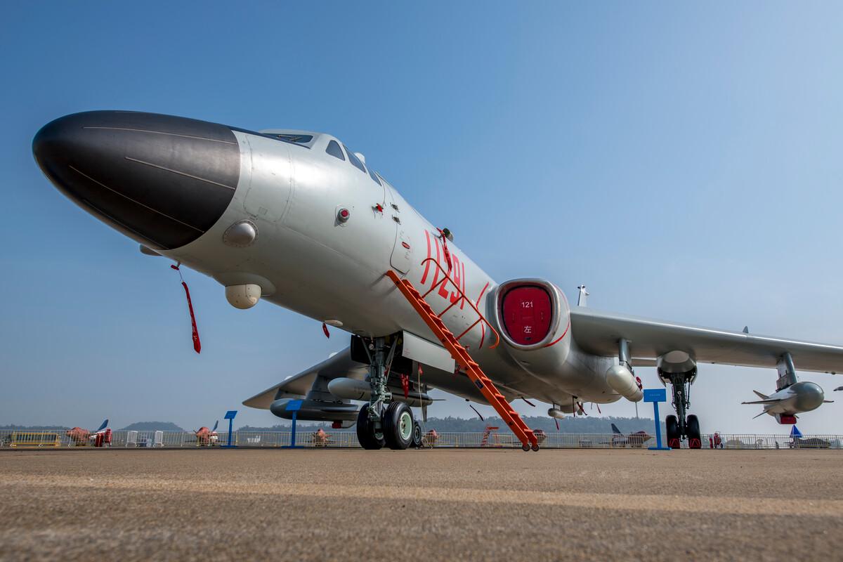 Meet on a narrow road, the brave wins, the Chinese fighter jets turn on ...