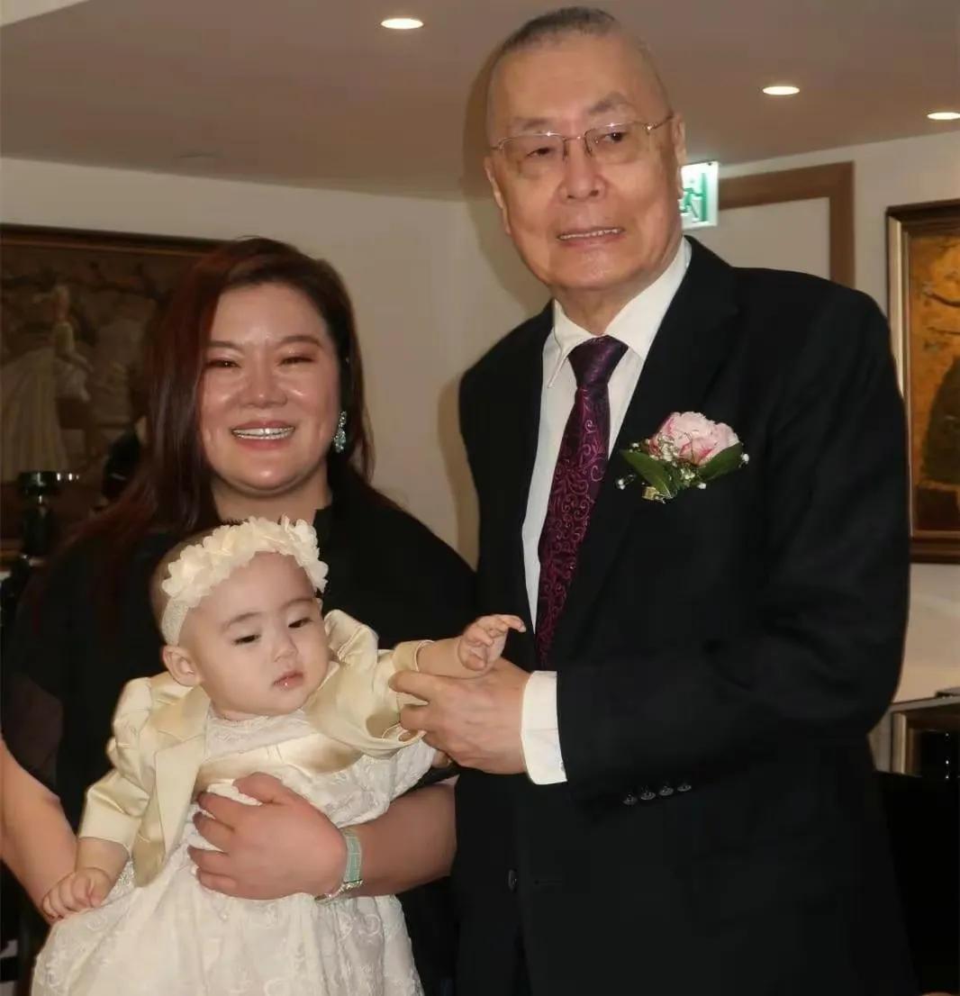 The 84-year-old Liu Shikun appeared to cause concern, his face and ...