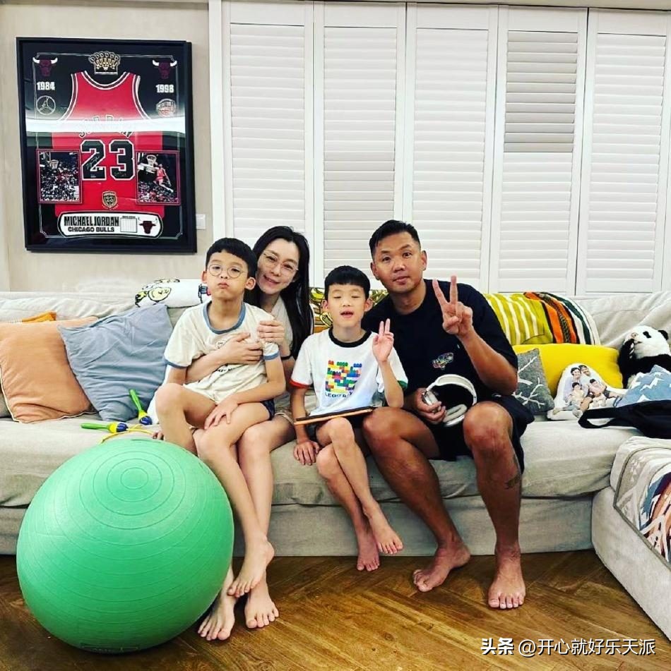 Fan Weiqi shared a family photo and thanked her husband Chen Jianzhou ...