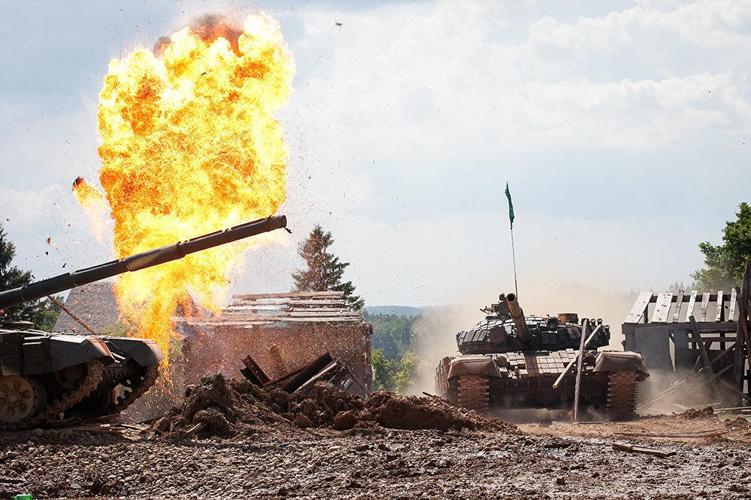 The Russian T80 tank crushed and bombarded the US MRAPs mine-protected ...