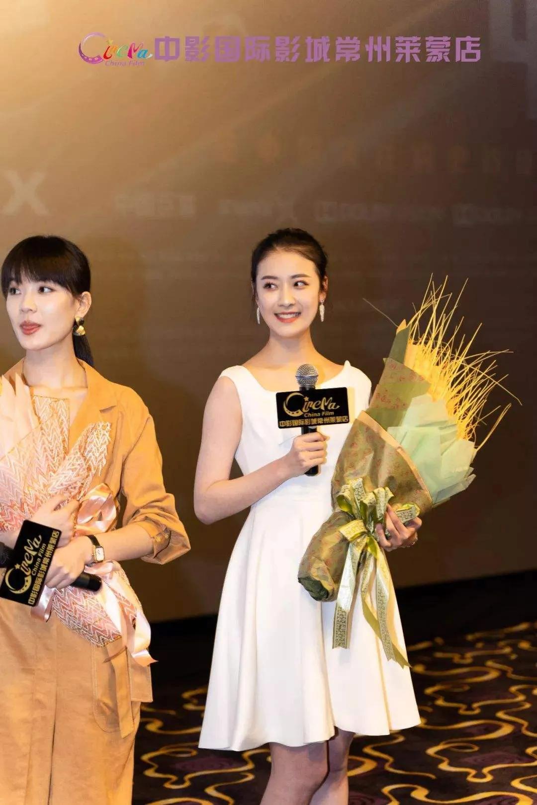 Yang Qiru: Like a flower like a jade, a lotus like a face - iNEWS