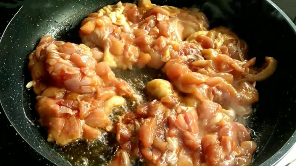 Finger-licking pan-fried chicken thighs are so delicious, they are ...