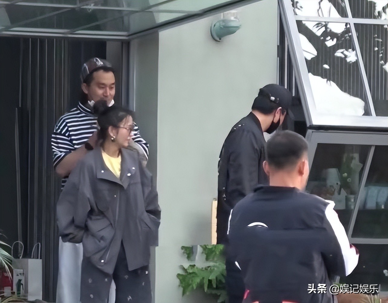 Tong Liya and Chen Sicheng bring the baby together so warm - iNEWS