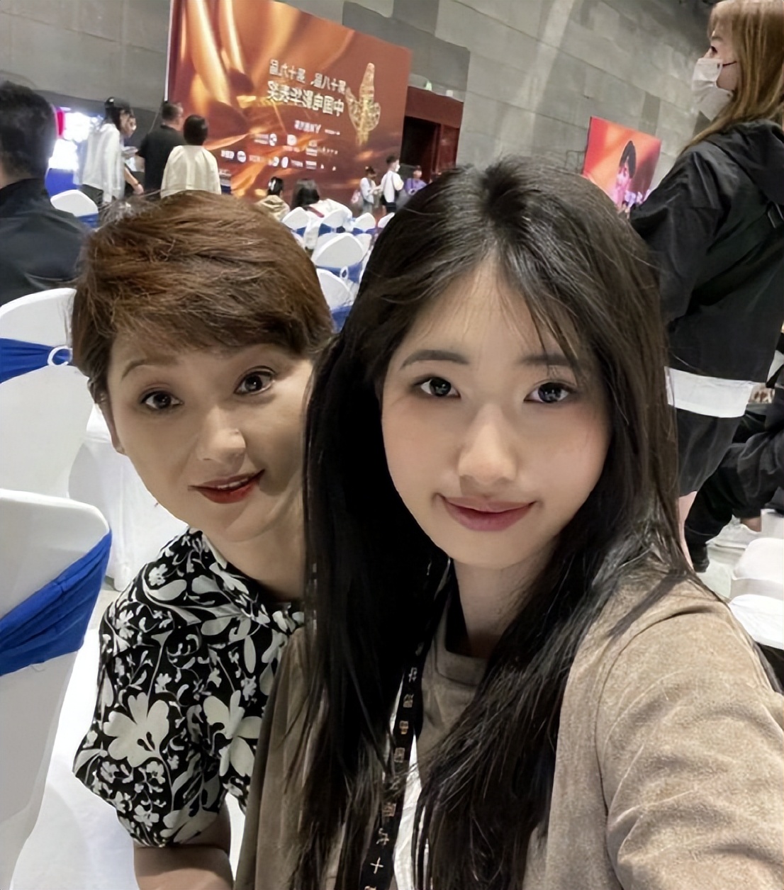 Feng Xiaogang's 17-year-old adopted daughter grew up with "plastic ...