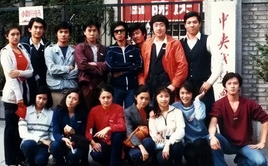 Tang Yan's group photo at a Chinese opera class reunion caused a ...