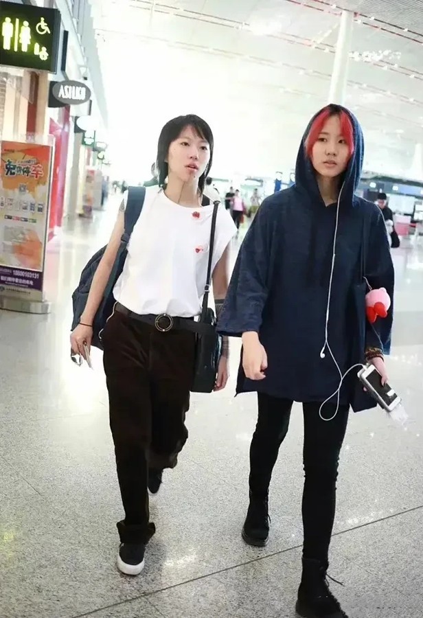 Dou Jing Tonghan took her younger sister to the airport, she dressed ...