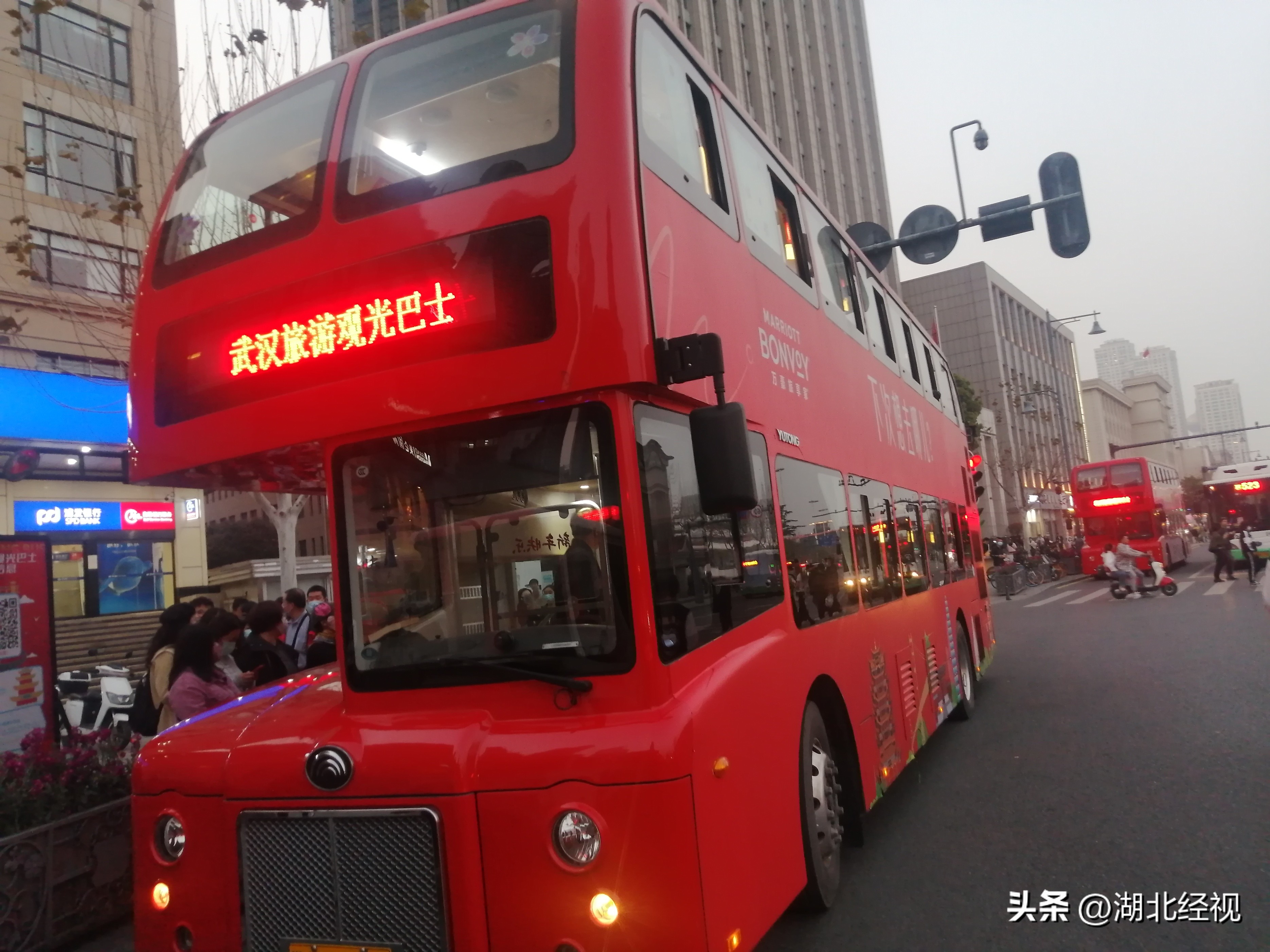 Wuhan Tourist Bus "Red" Moves "City of Heroes" - iNEWS