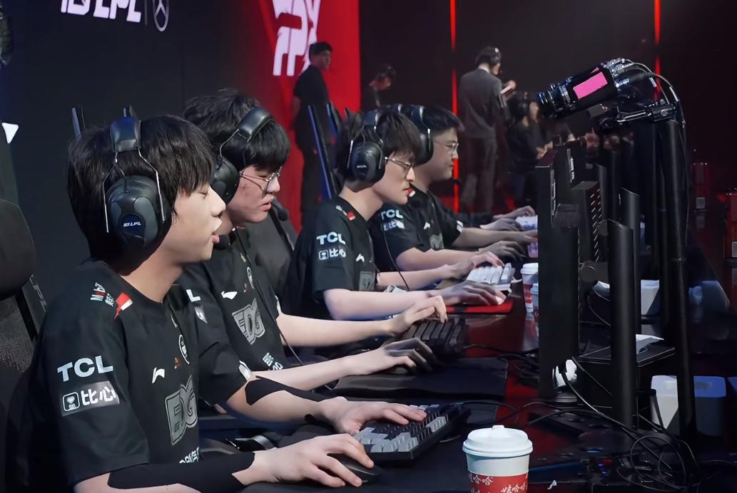 EDG首局巨大劣勢不敵FPX,解說直言：被打得毫無還手之力 - 頭條匯