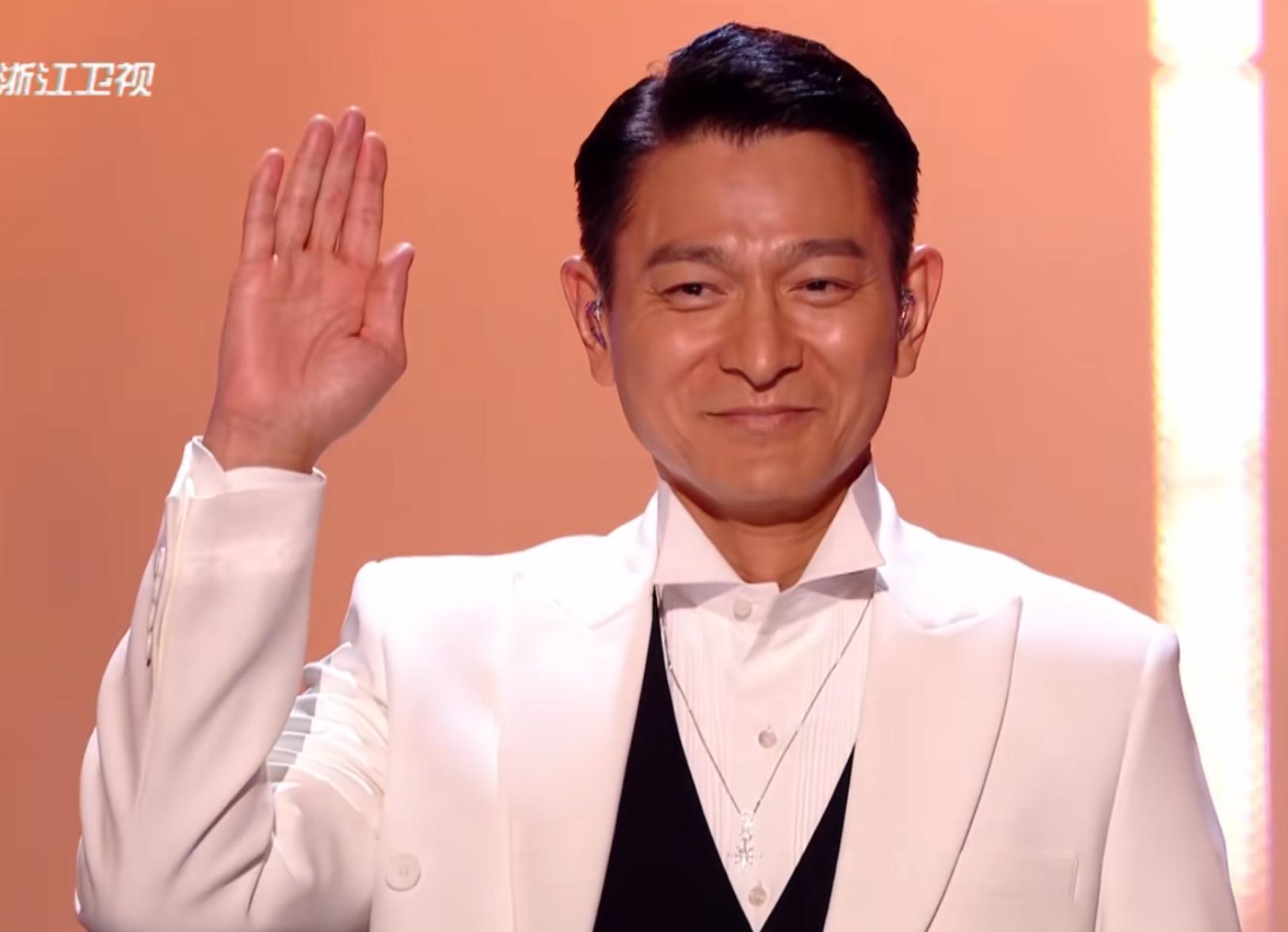 Andy Lau appeared on the peak night of "The Voice" and sang 3 ...