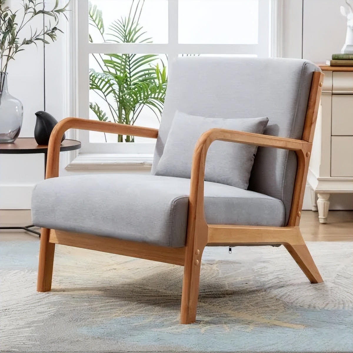 The decoration is good at using wood, and there should be 51 small ...