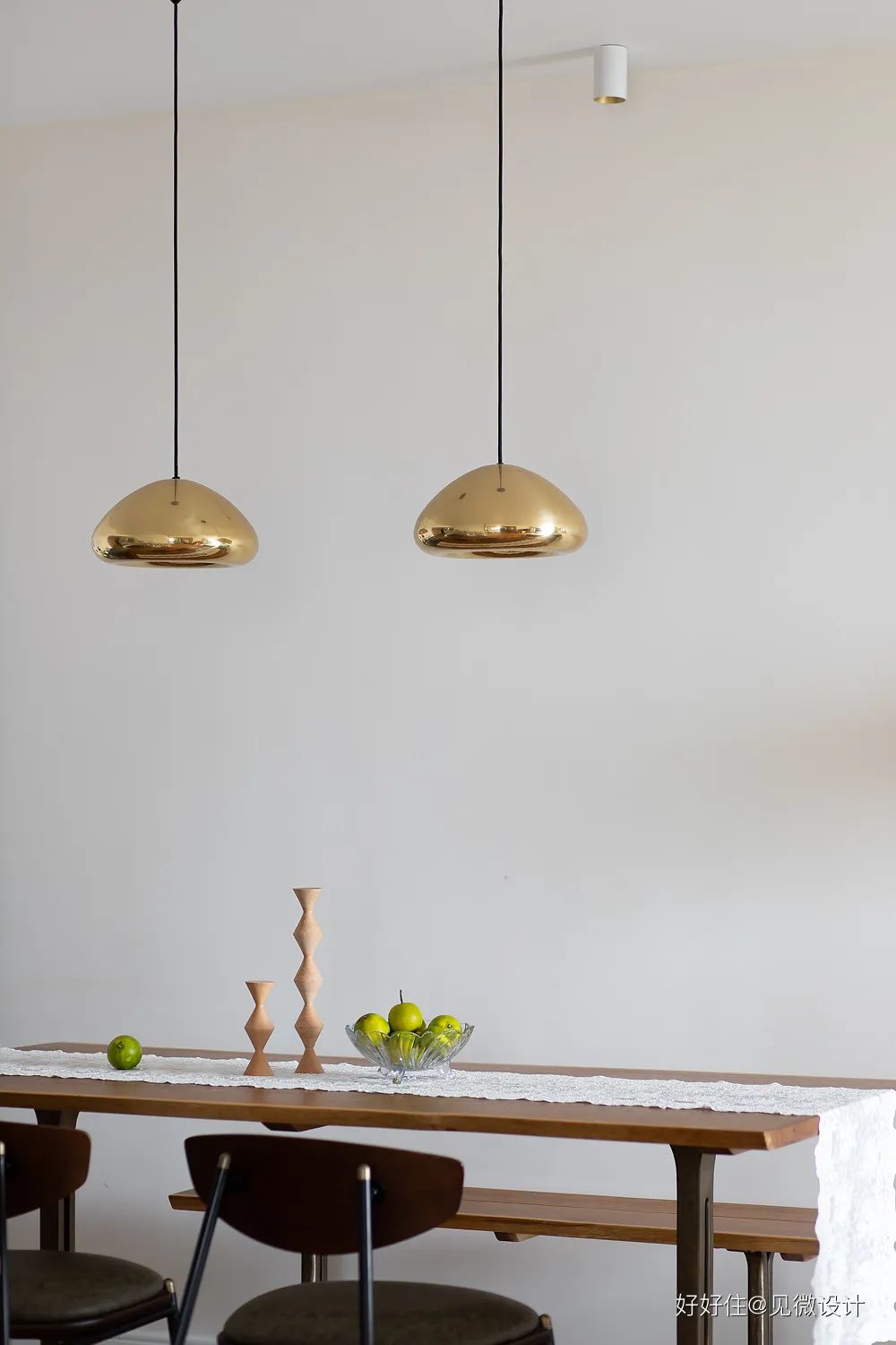 The girl lives alone on 115 square meters, and the bedroom has a ...