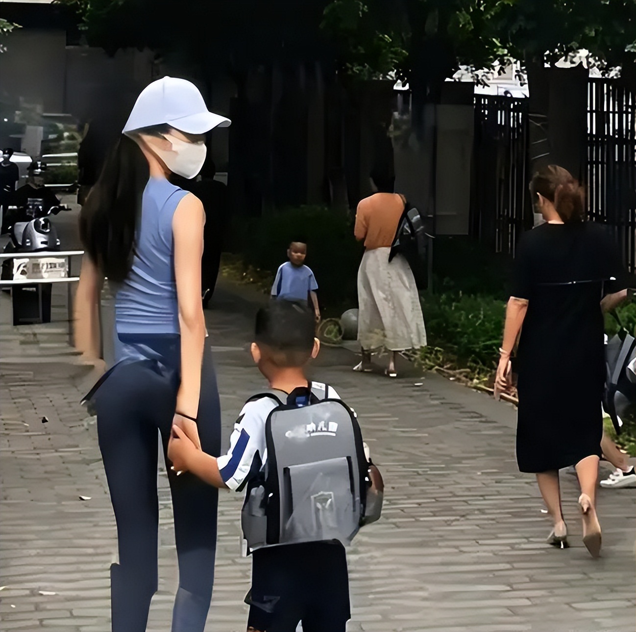 Review: The woman wears yoga clothes to pick up the child, the male ...