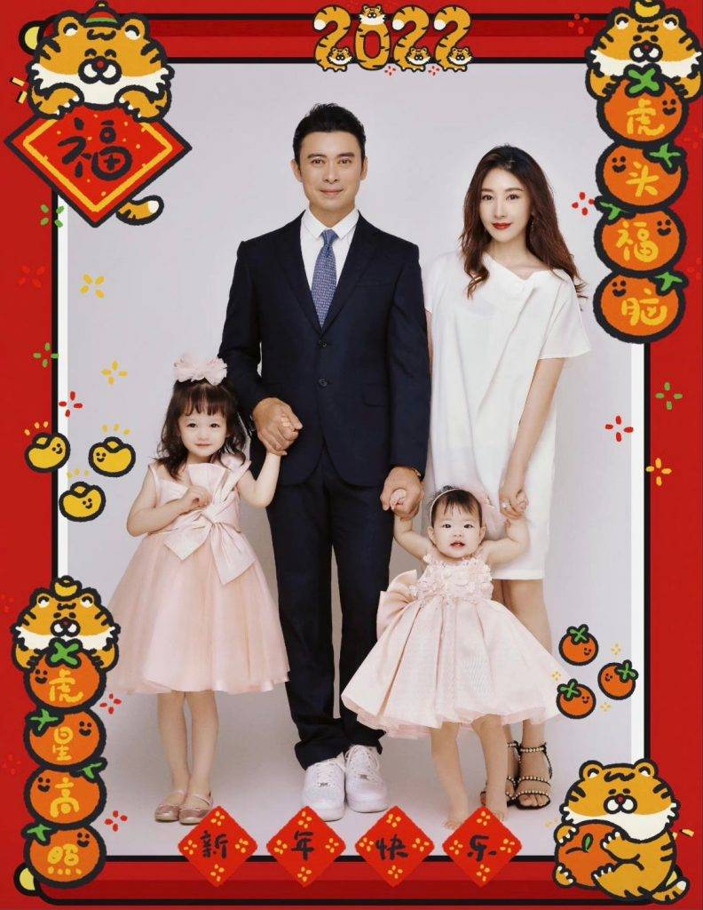 The 7th anniversary of marriage JJ Jia Xiaochen took a group photo on New Year's Day and her ...