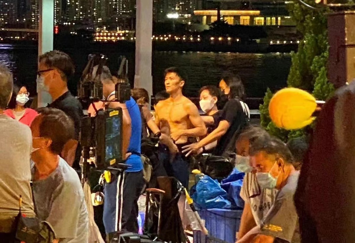 42-year-old Nicholas Tse filmed shirtless and was watched!Only wearing ...