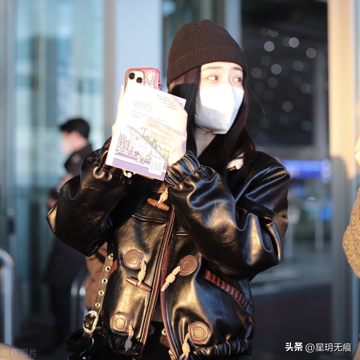 Xu Lu is wearing a fur-integrated motorcycle jacket + woolen hat is ...