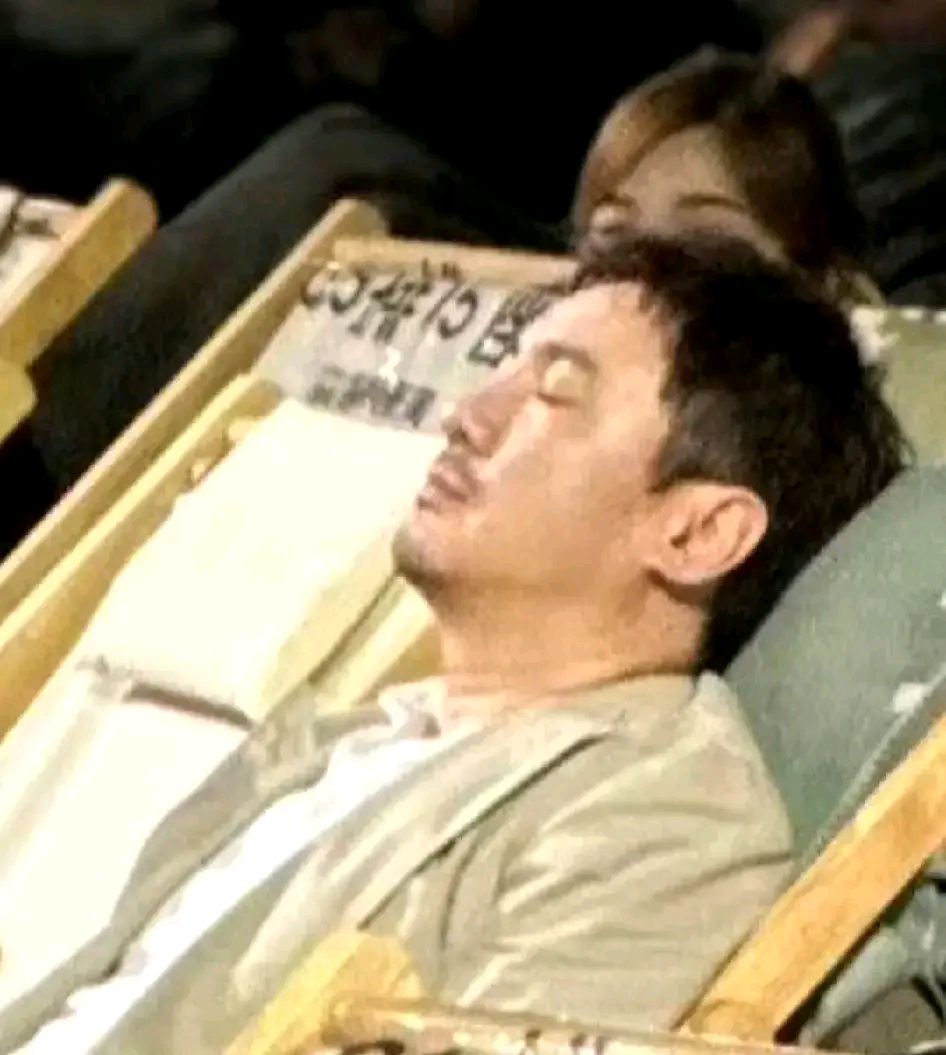 Shen Teng waited on the red carpet to watch the sea, slept at the event ...