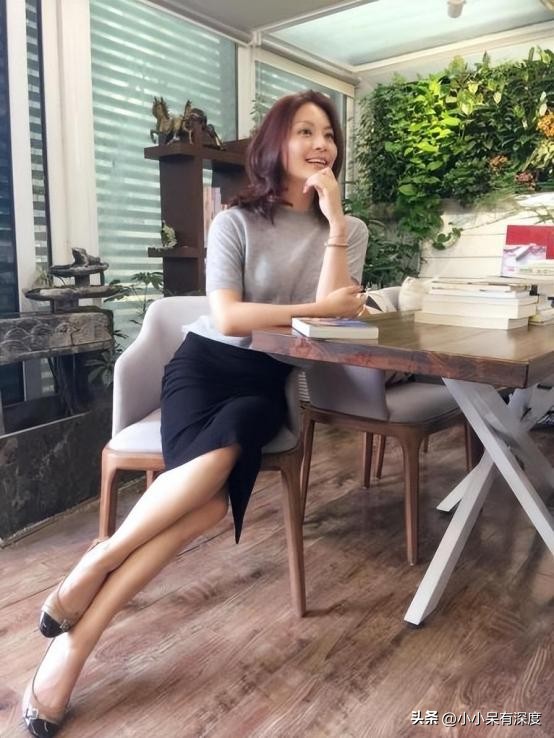CCTV beauty Meng Shengnan, she is tall and has delicate facial features ...