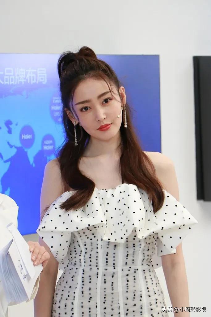 Goddess Zhang Tian'ai - white and black dot skirt reveals fair ...
