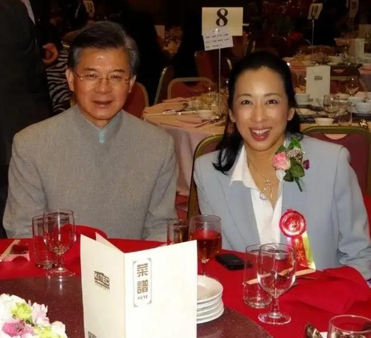 Zhu Lingling reunited with sisters from Hong Kong. She is still young ...