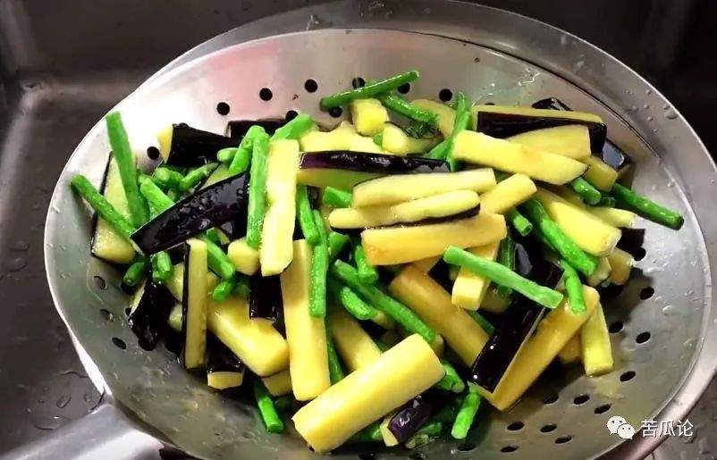 "Dumplings on the head, noodles on the middle", follow the tradition to ...