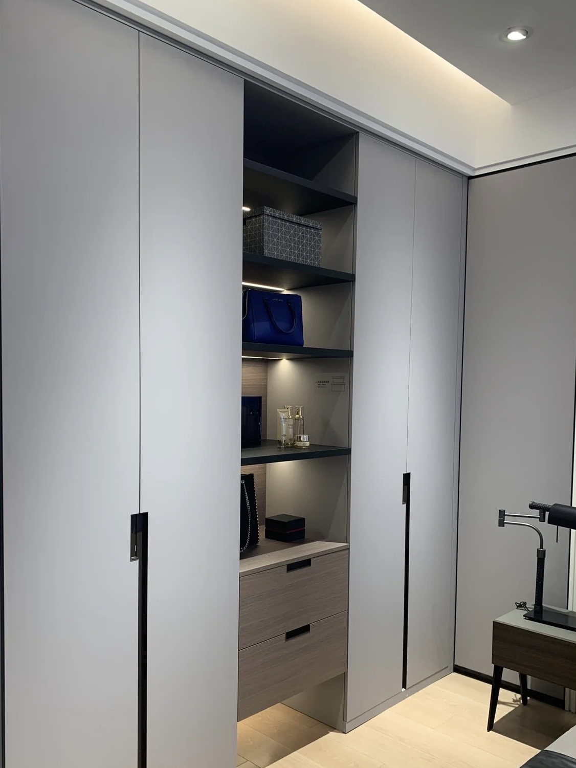 The now super popular gray wardrobe is full of high-level sense! - iNEWS