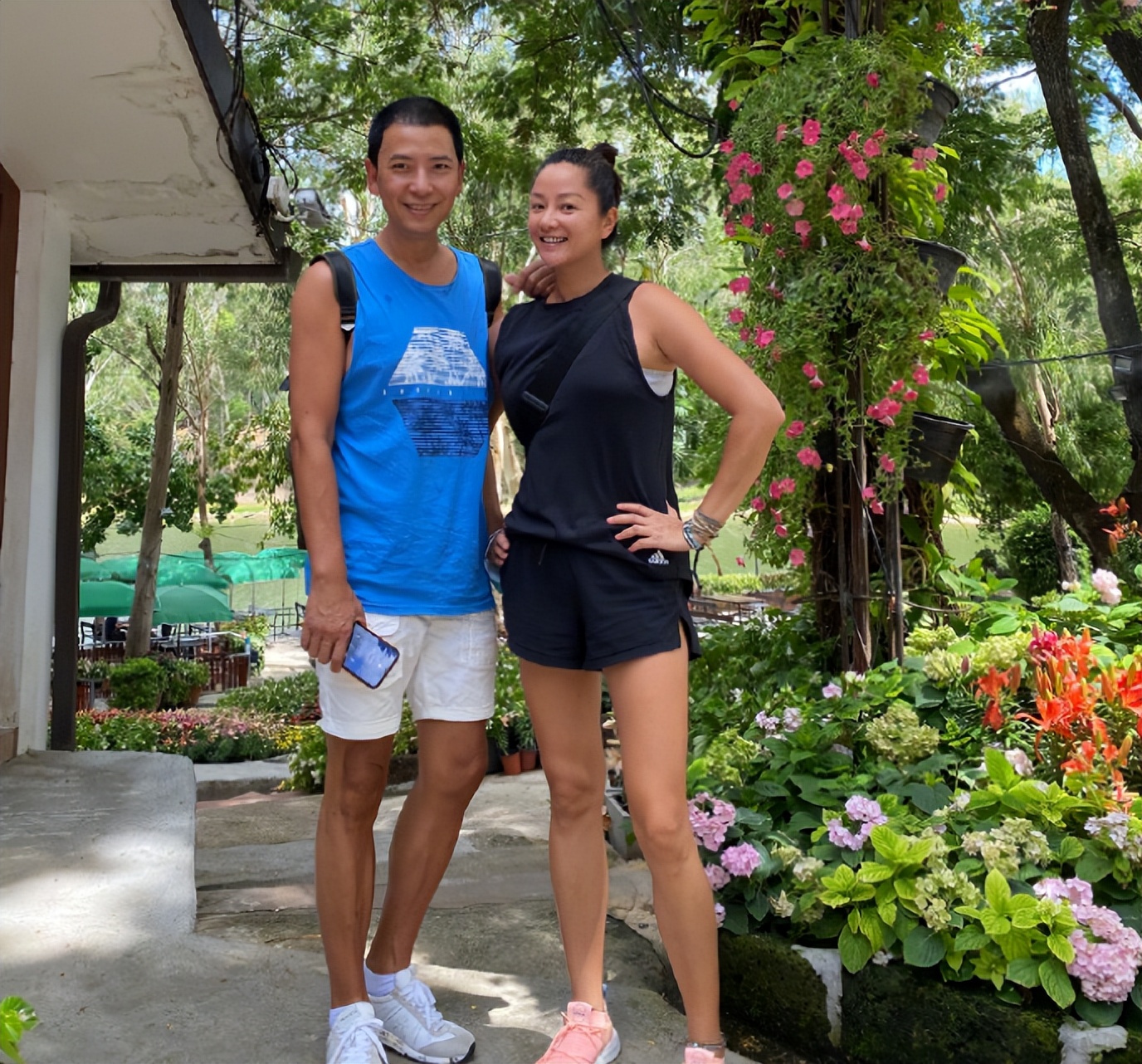 "52-year-old Qu Ying returns to Thailand! She had a sweet party with ...